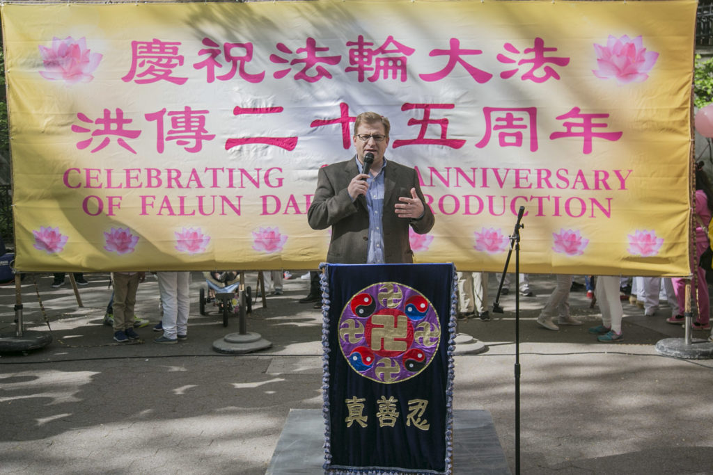 Falun Dafa Marks 25 Years With Grand Parade in Manhattan - 파룬따파 정보센터